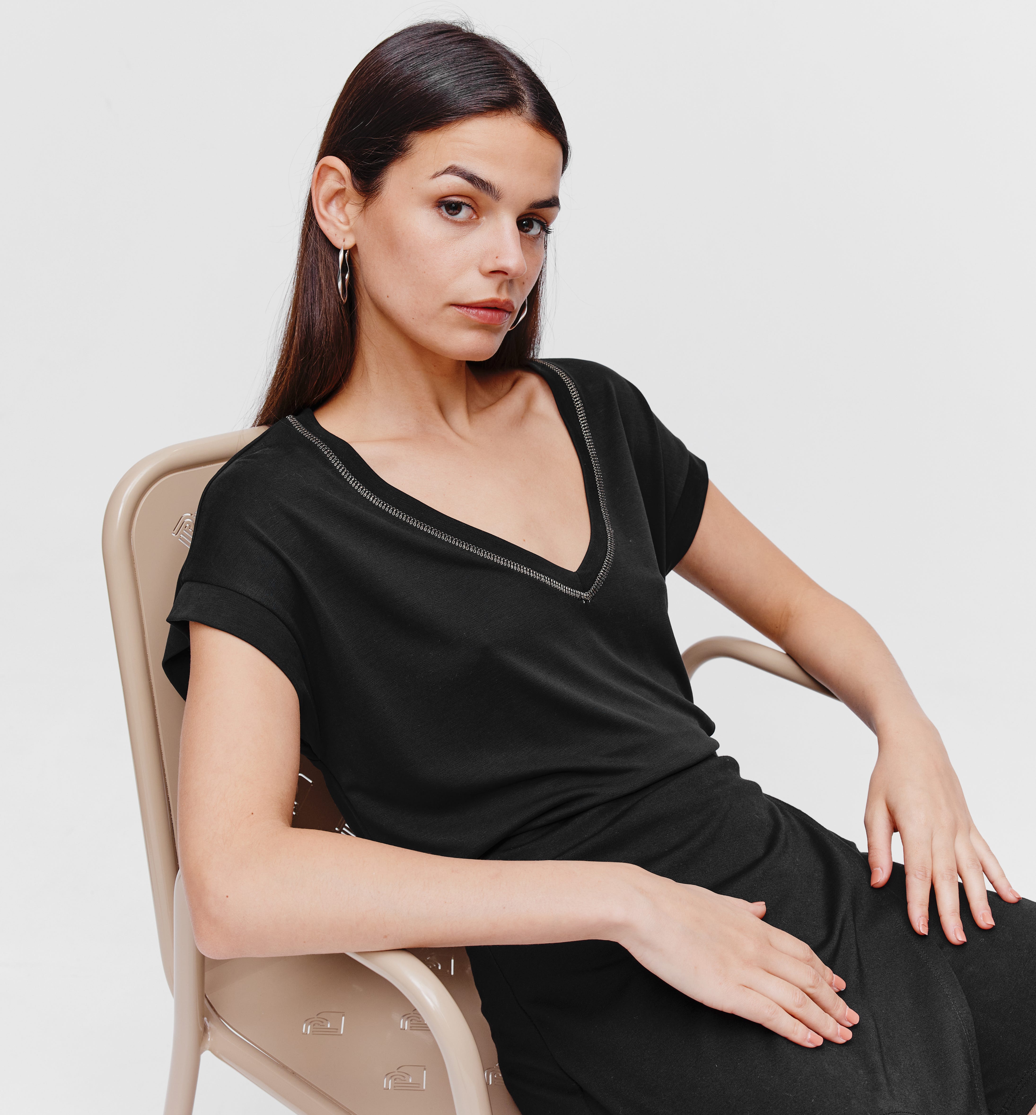 V-neckline top - Black